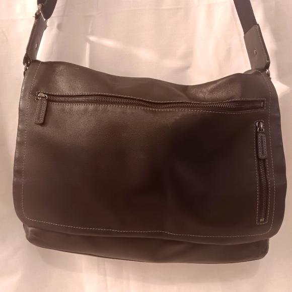 Levenger | Bags | Black Levenger Messenger Bag | Poshmark